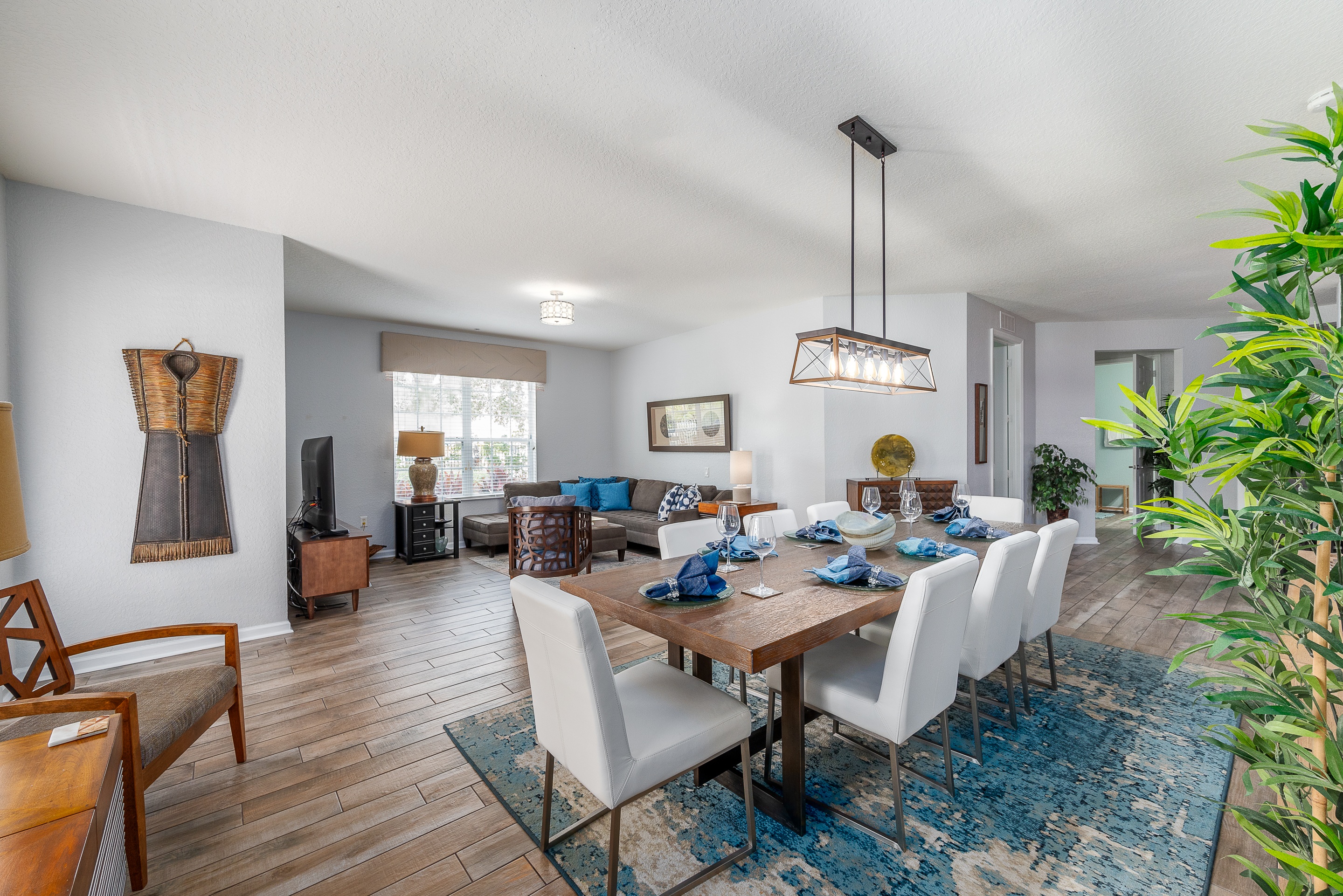 La Vista Lakeview Deluxe Condo Next To Clubhouse | RedAwning