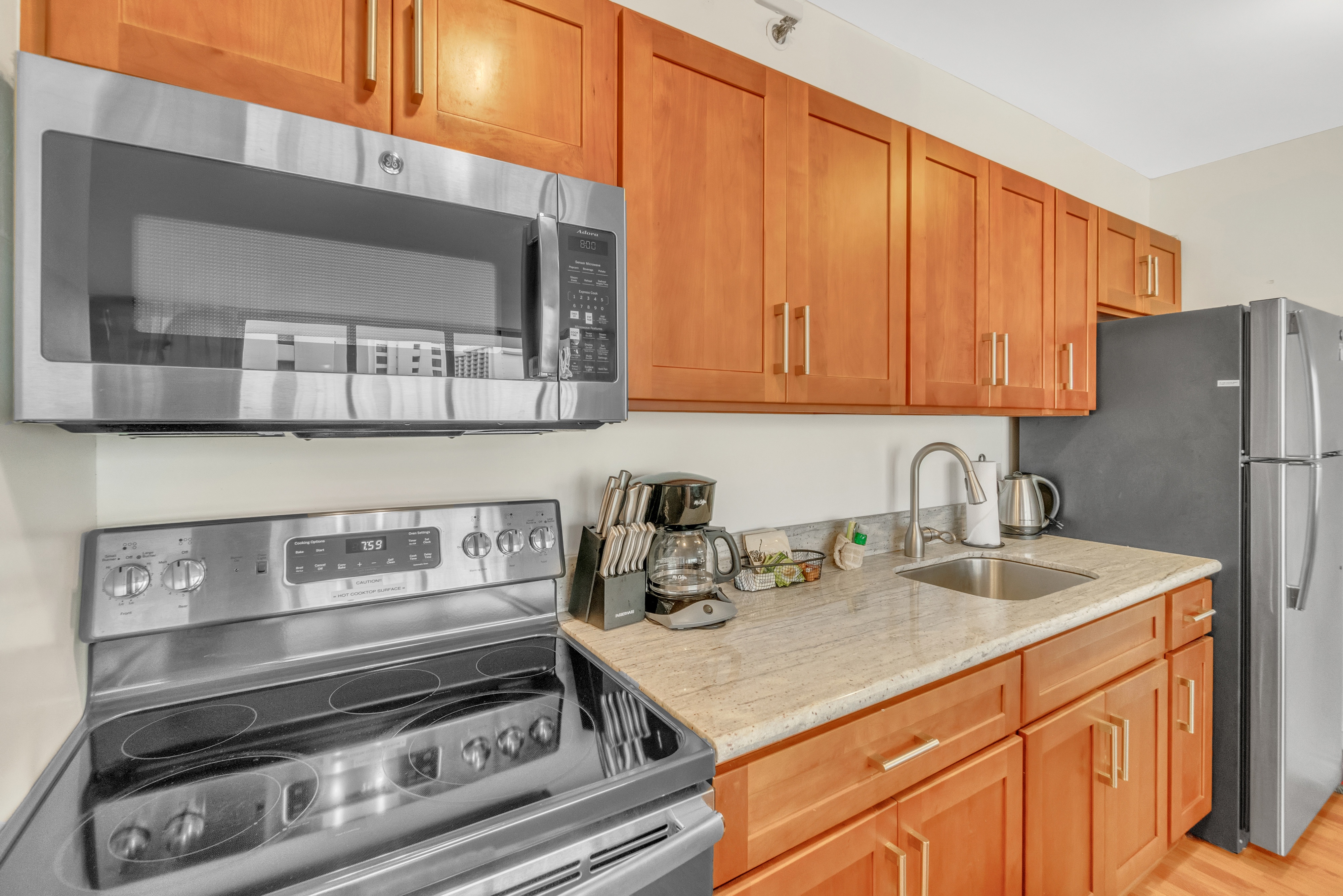 Deluxe Condo with Recreation Deck View, Free parking & WiFi | RedAwning